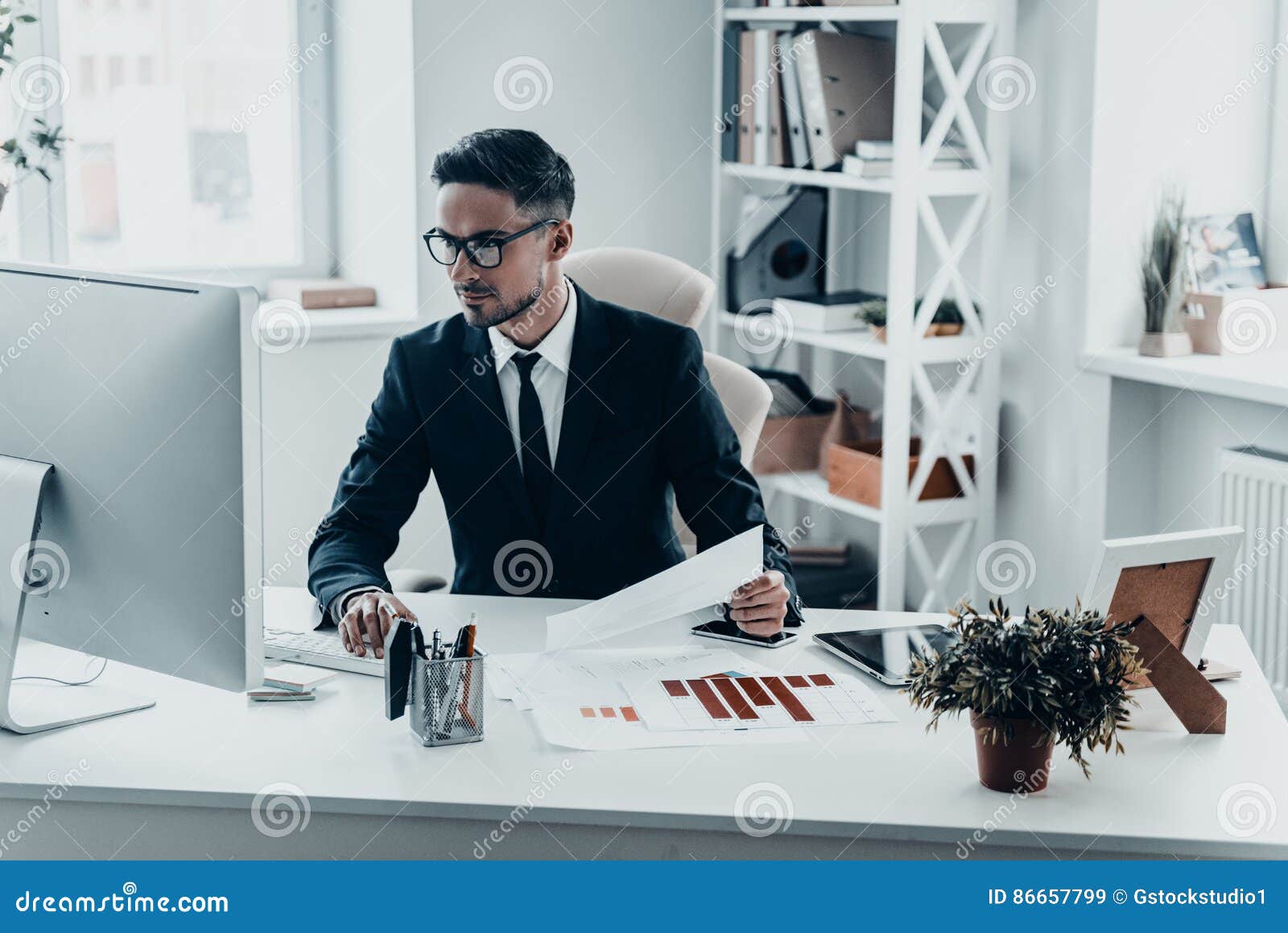 Ocupado en el trabajo imagen de archivo. Imagen de oficina - 86657799