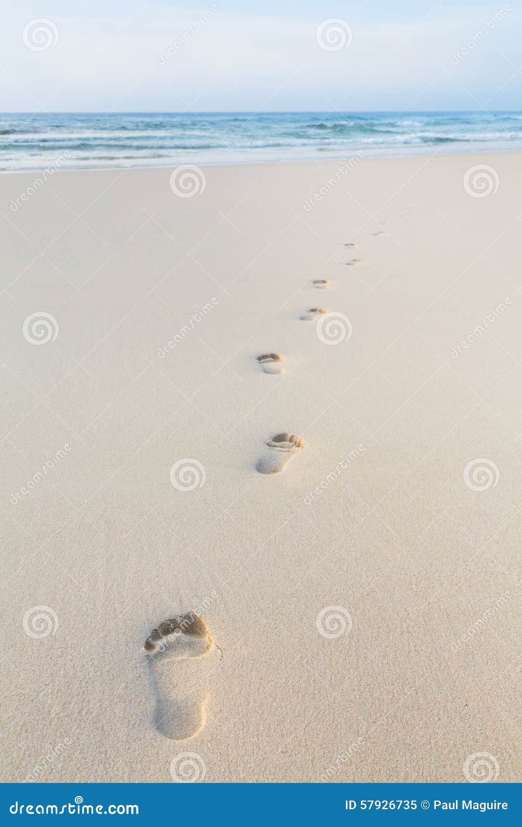 Odcisk stopy na plaży obraz stock. Obraz złożonej z zakończenie - 57926735