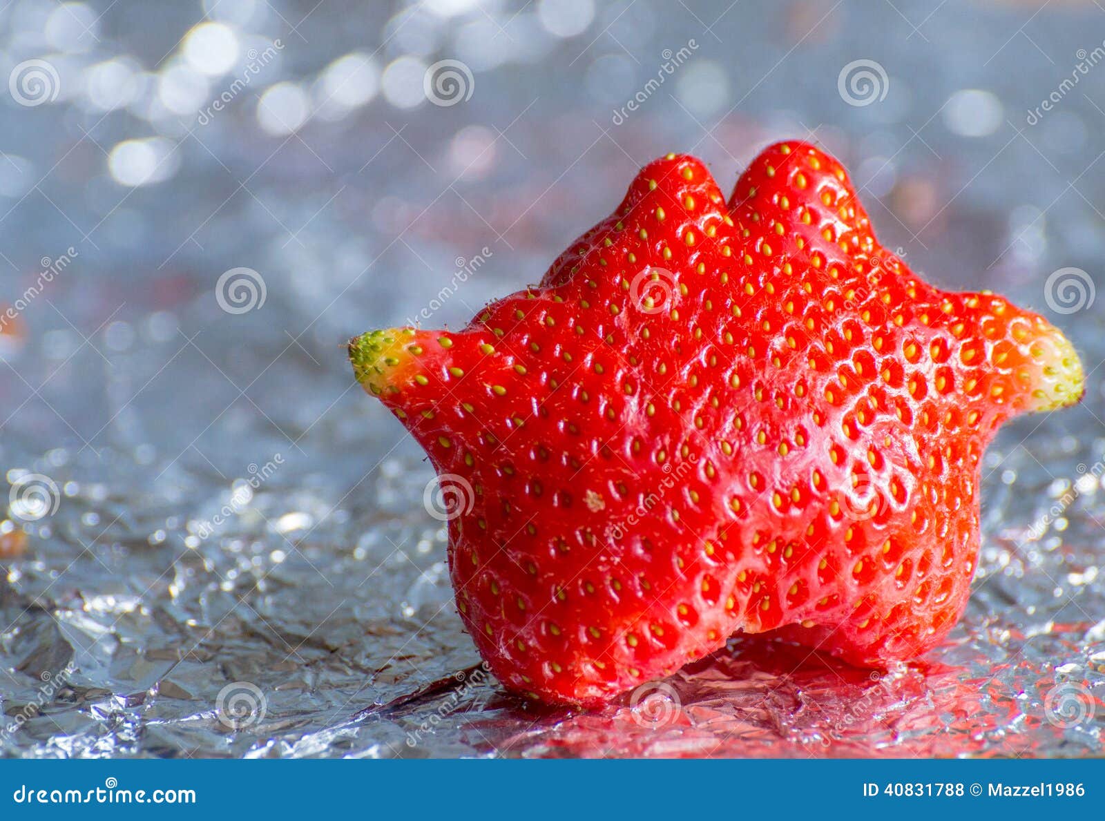 Odd Shaped Strawberry stockfoto. Bild von diät, glänzend - 40831788