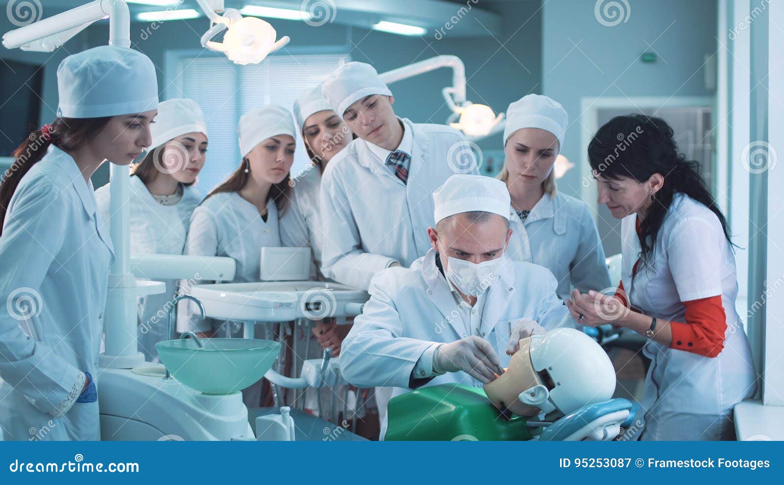 Odontología Practicante Del Estudiante Con El Instructor Imagen de ...