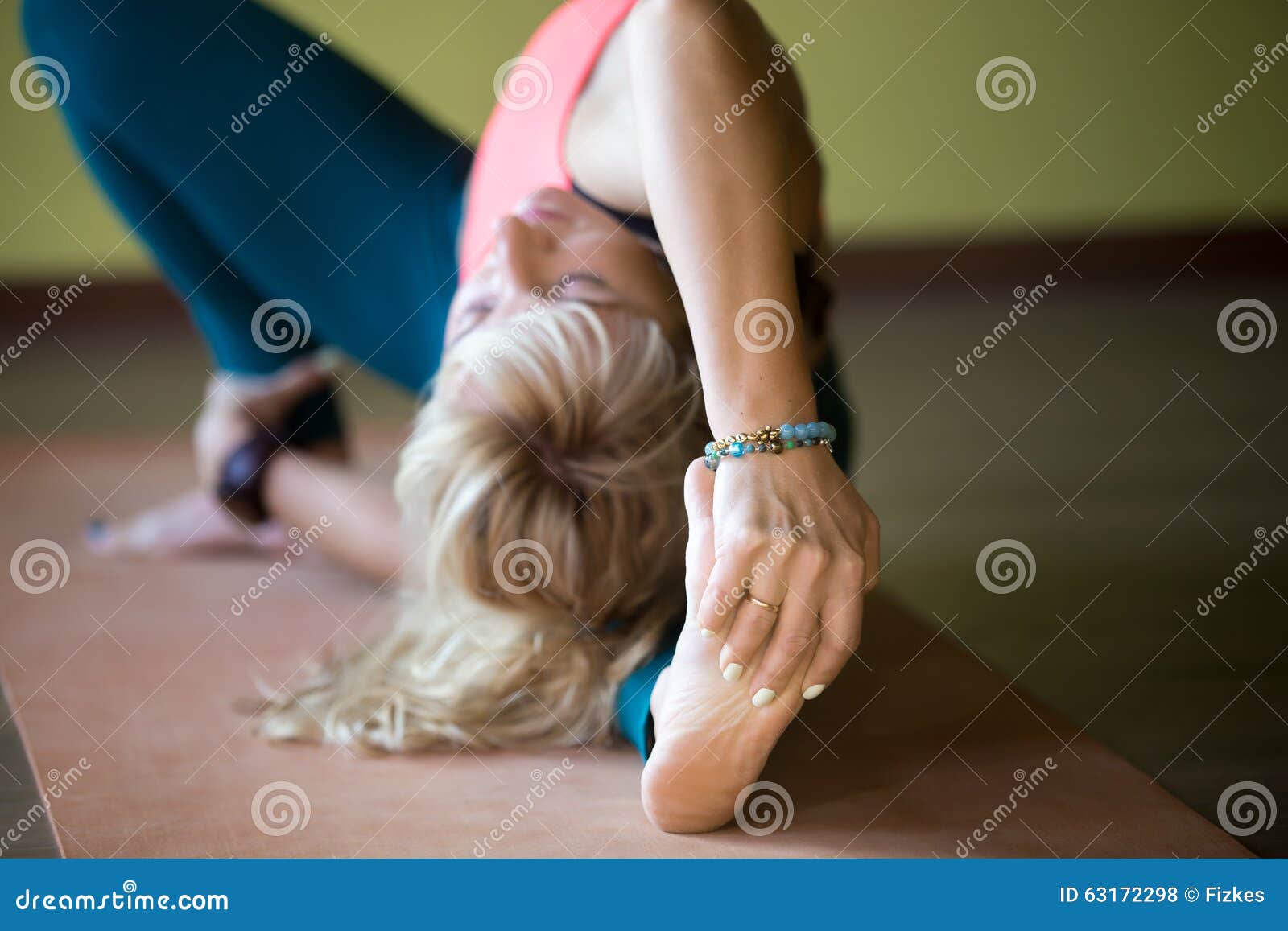 Oefeningen Voor Flexibiliteit Stock Foto - Image of opleiding, persoon ...