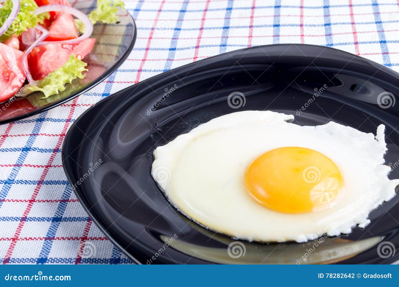 Oeuf Au Plat Avec Le Jaune D'un Plat Noir Photo stock - Image du rôtis ...
