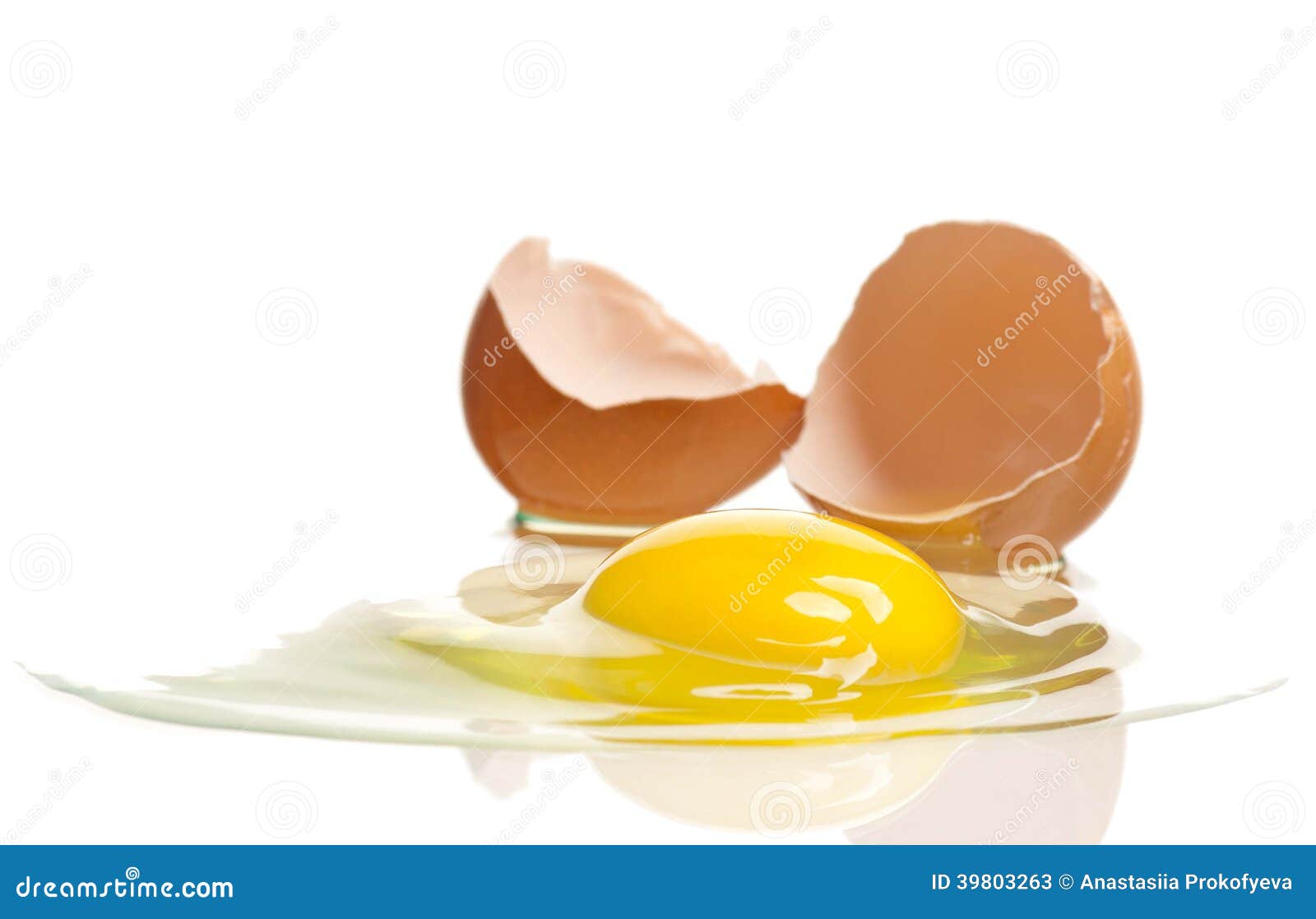 Oeuf cru image stock. Image du maison, repas, pâques - 39803263