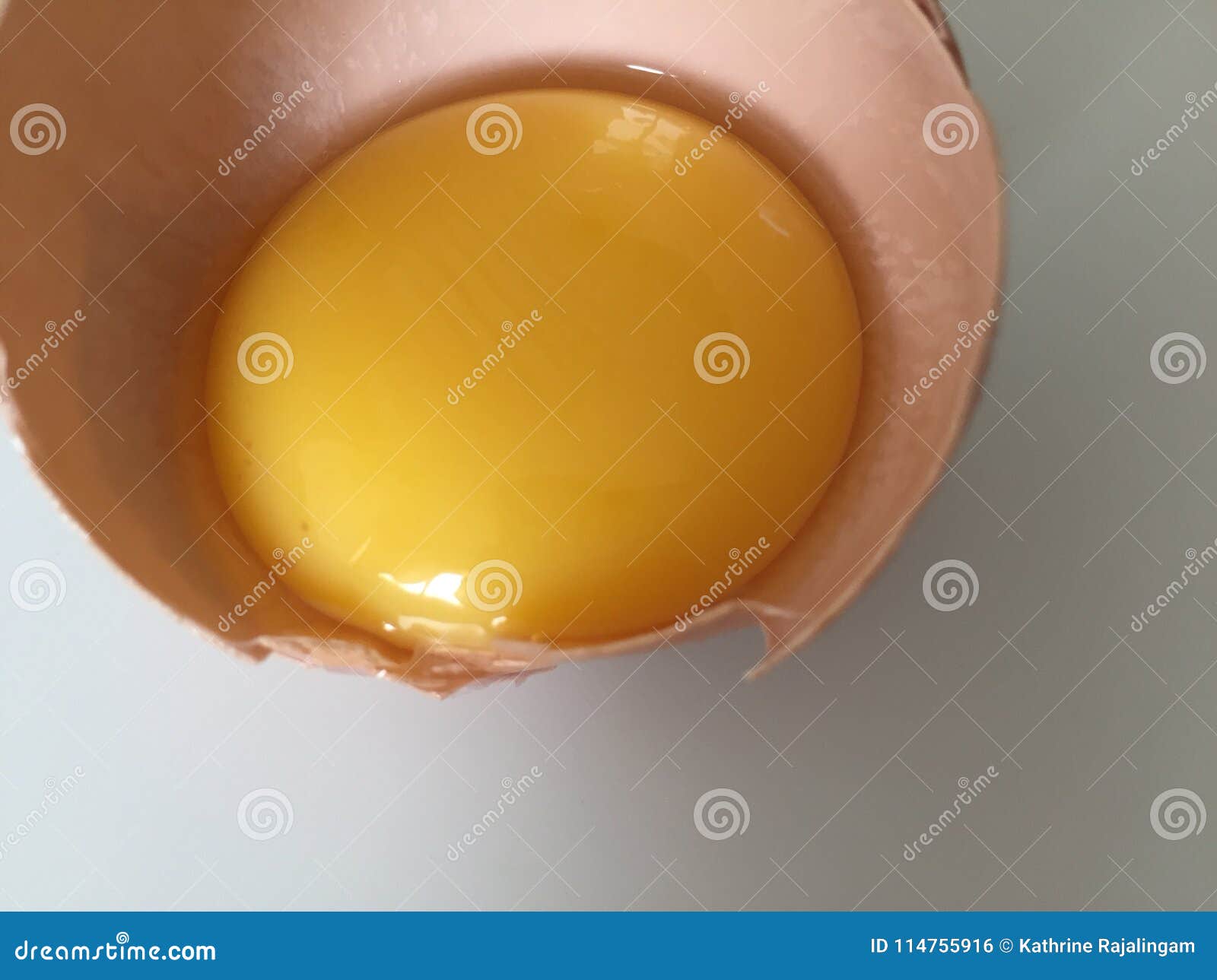 Oeuf de poulet photo stock. Image du poulet, sain, cuisine - 114755916