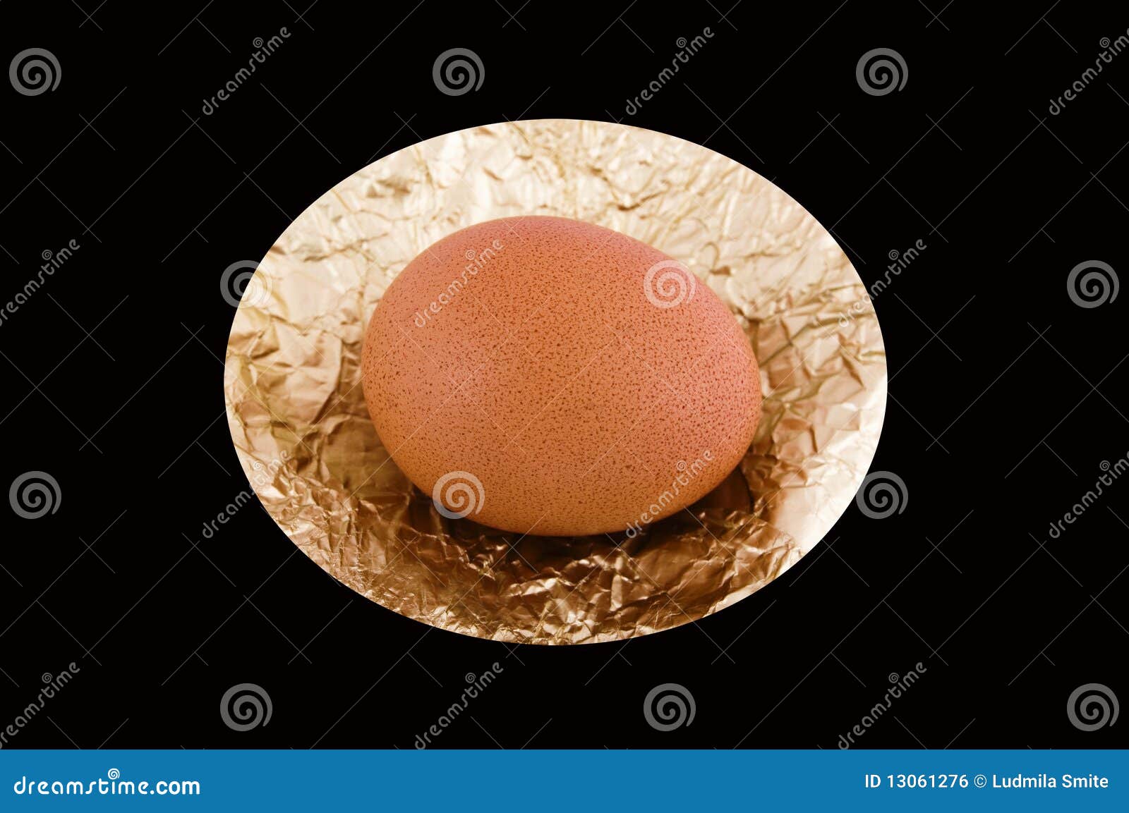 Oeuf et clinquant. photo stock. Image du clinquant, isolement - 13061276