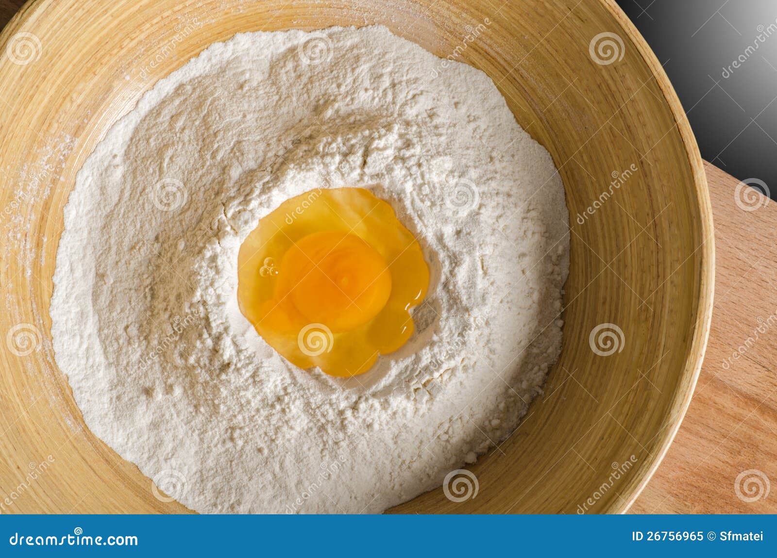 Oeuf et farine image stock. Image du pain, jaune, biscuit - 26756965