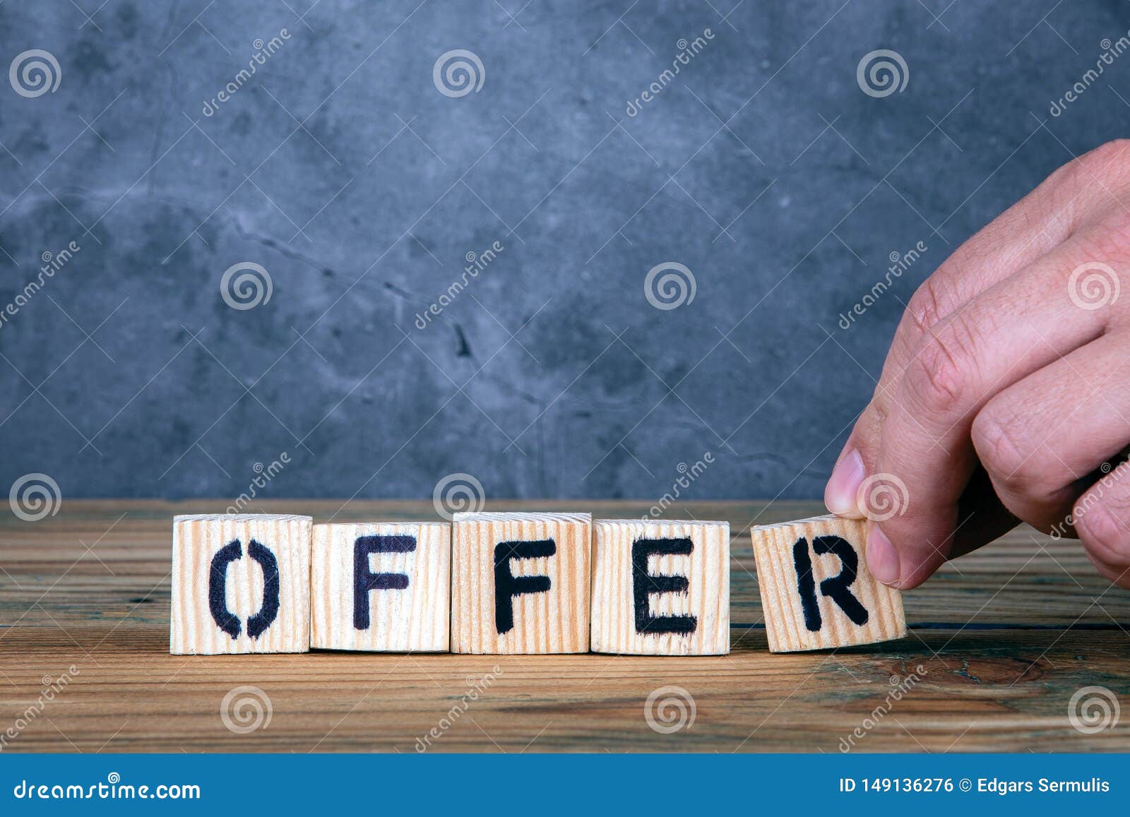 Oferta - Palabra De Letras De Madera Foto de archivo - Imagen de oferta ...