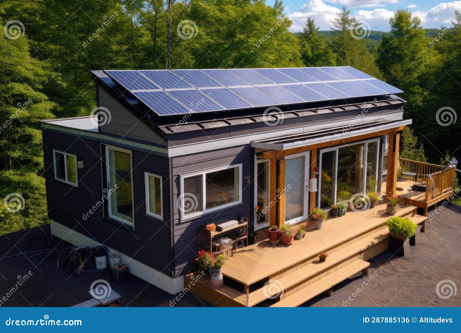 Off-grid Tiny House with Solar Panels on Roof Stock Illustration ...