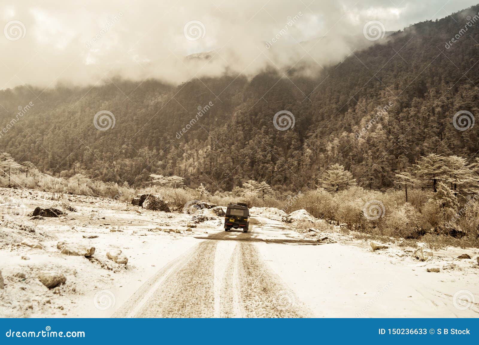 Off-road SUV Driving on the Rock Mountain Road in Leh,India Stock Image ...