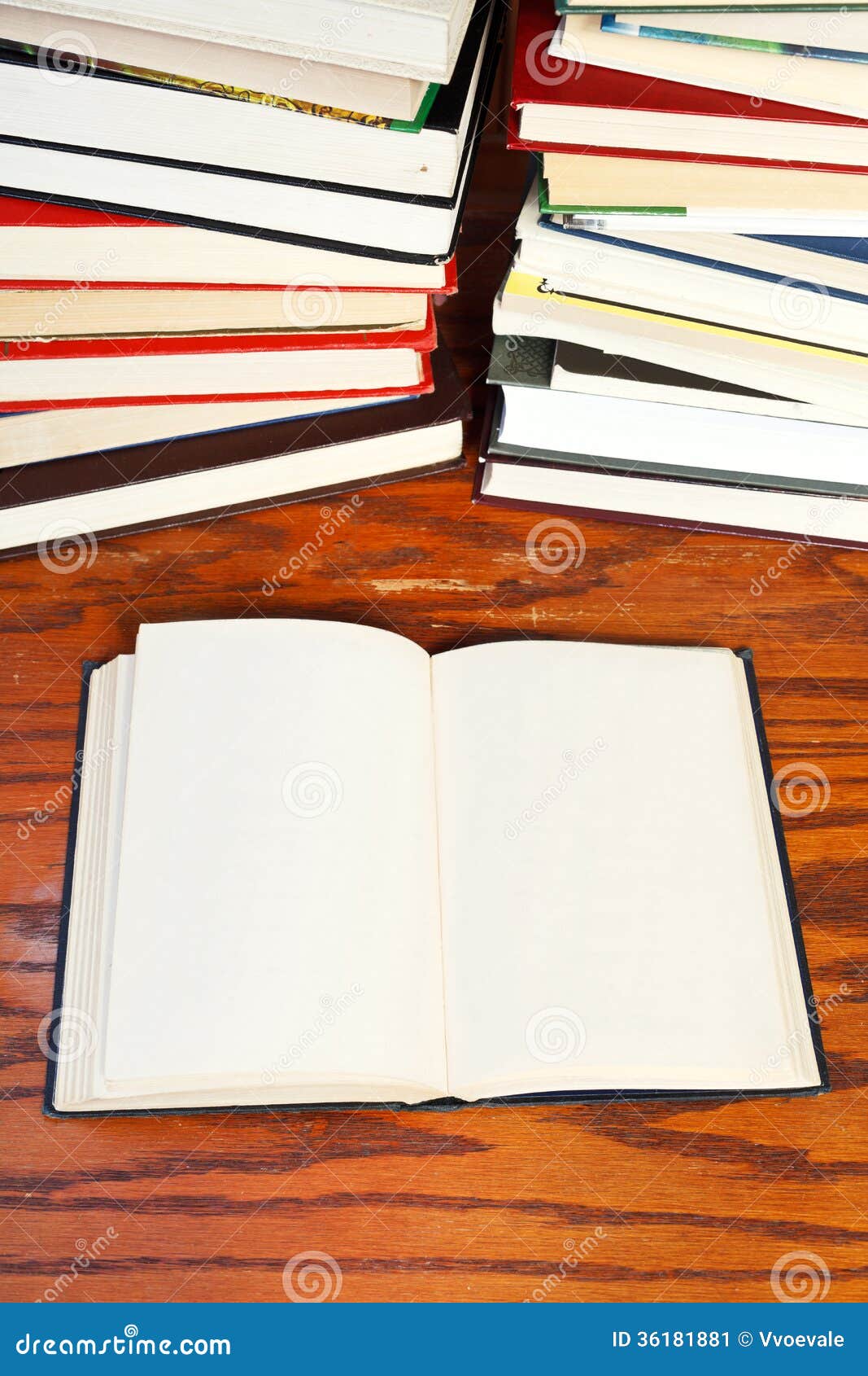 Offene Bücher Auf Holztisch Stockbild - Bild von kultur, geöffnet: 36181881