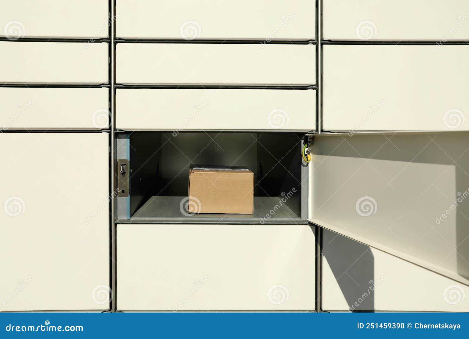 Offene Schachtel Mit Verpackung Im Paketfach Stockfoto - Bild von ...