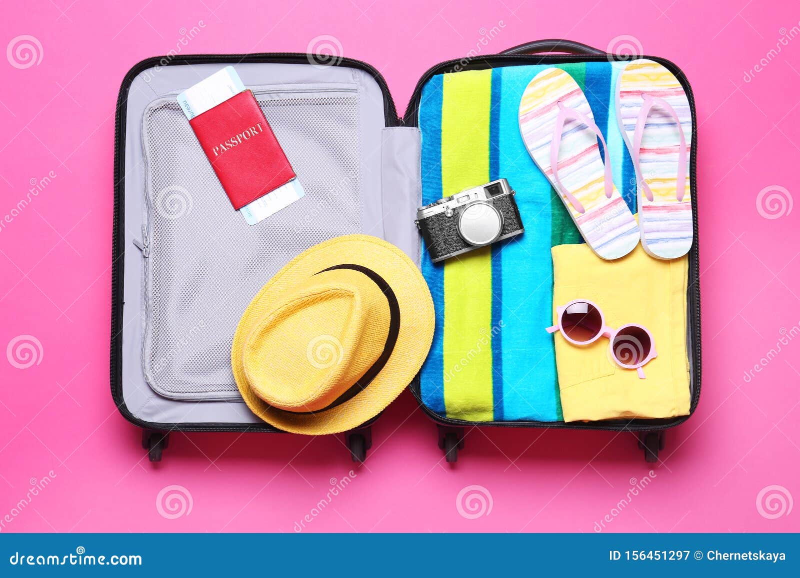 Offener Koffer Mit Rosafarbenem Strand, Topsicht Stockbild - Bild von ...