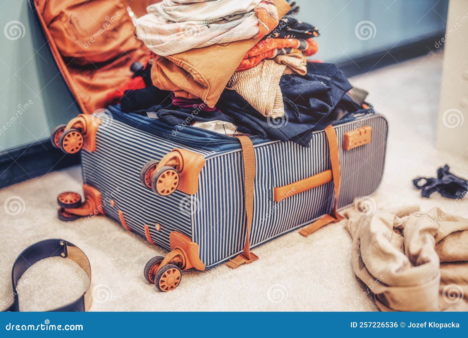 Offener Koffer Voller Kleidung Im Zimmer. Stockfoto - Bild von jeans ...