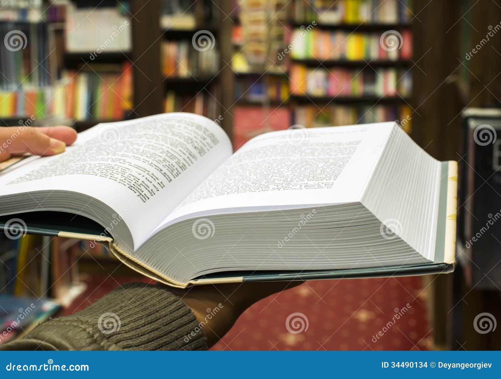 Offenes Buch in Einer Buchhandlung Stockfoto - Bild von gelesen ...