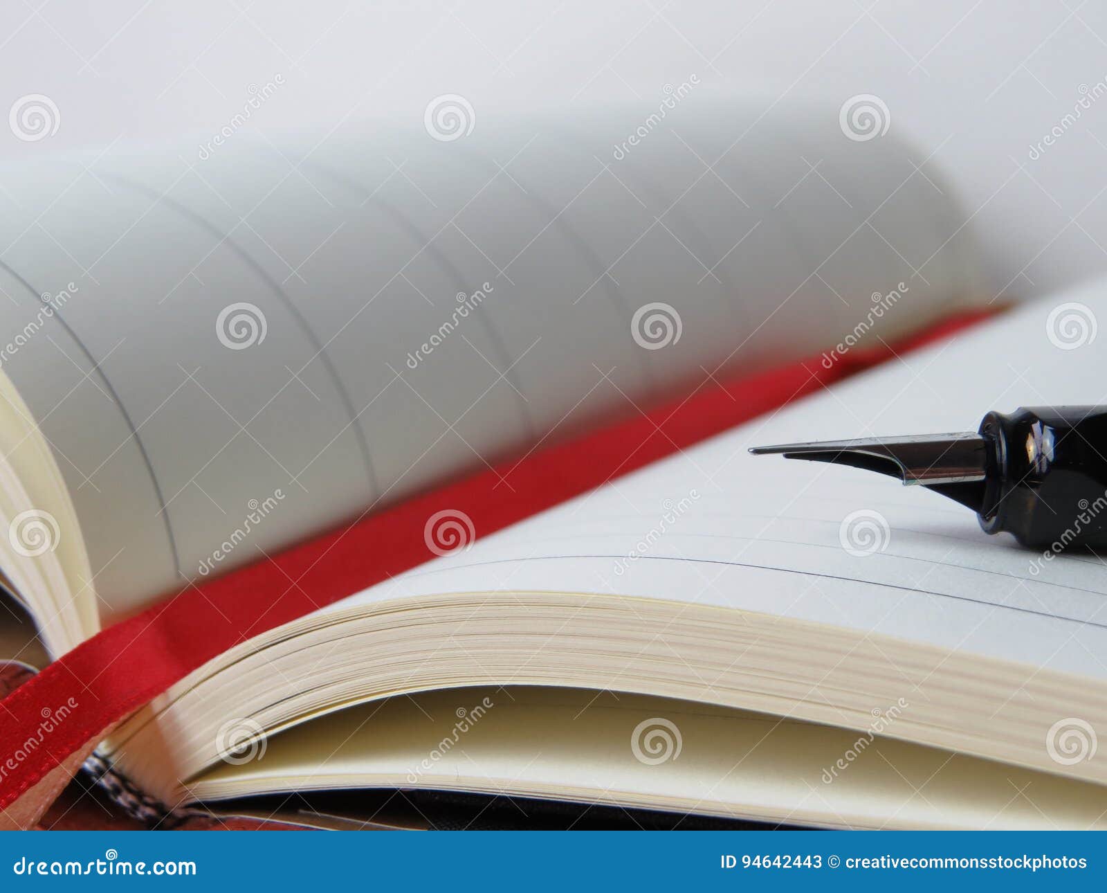 Offenes Buch Mit Füllfederhalter Bild. Bild: 94642443