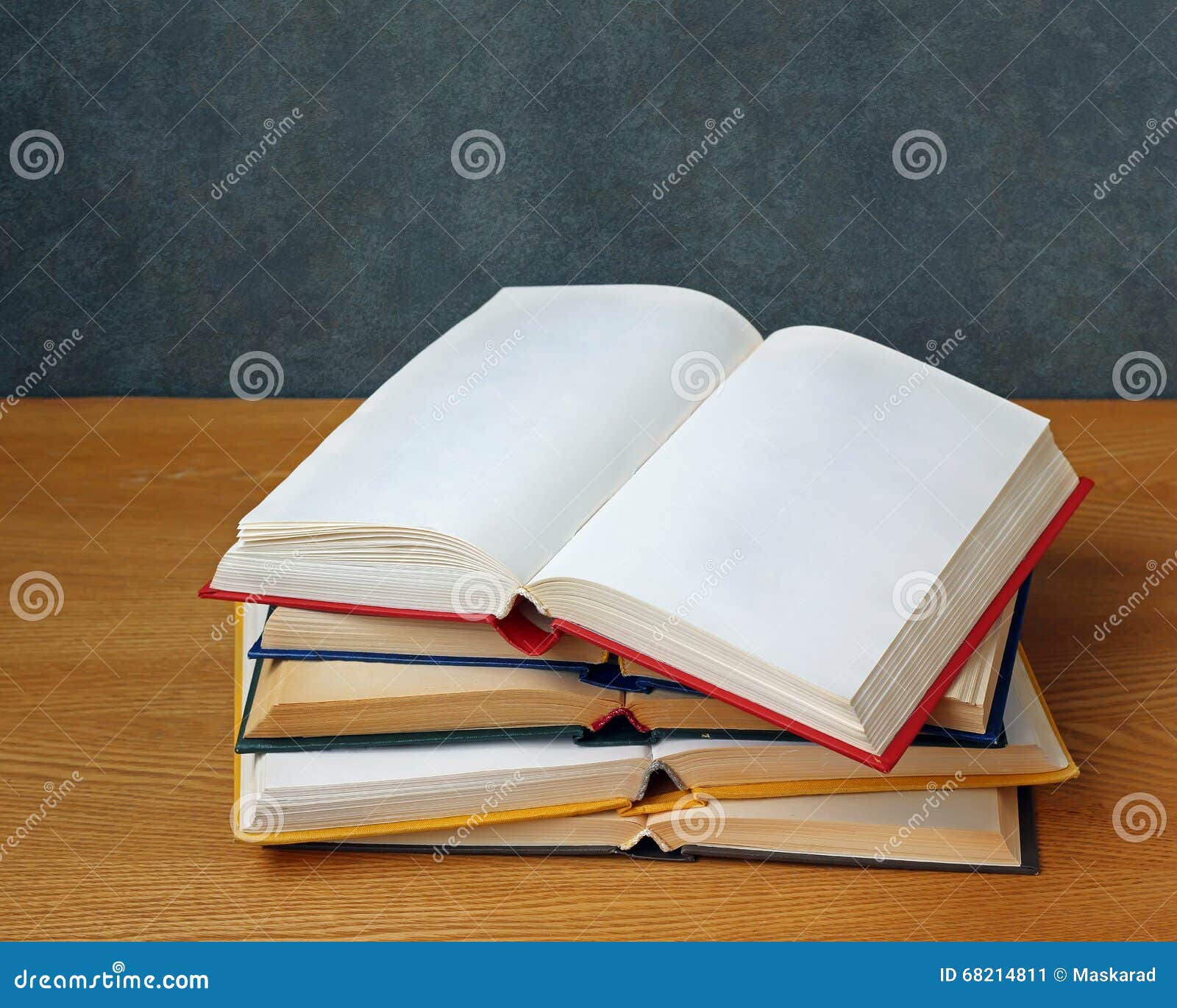 Offenes Buch Mit Leerseiten Auf Dem Tisch Stockbild - Bild von band ...