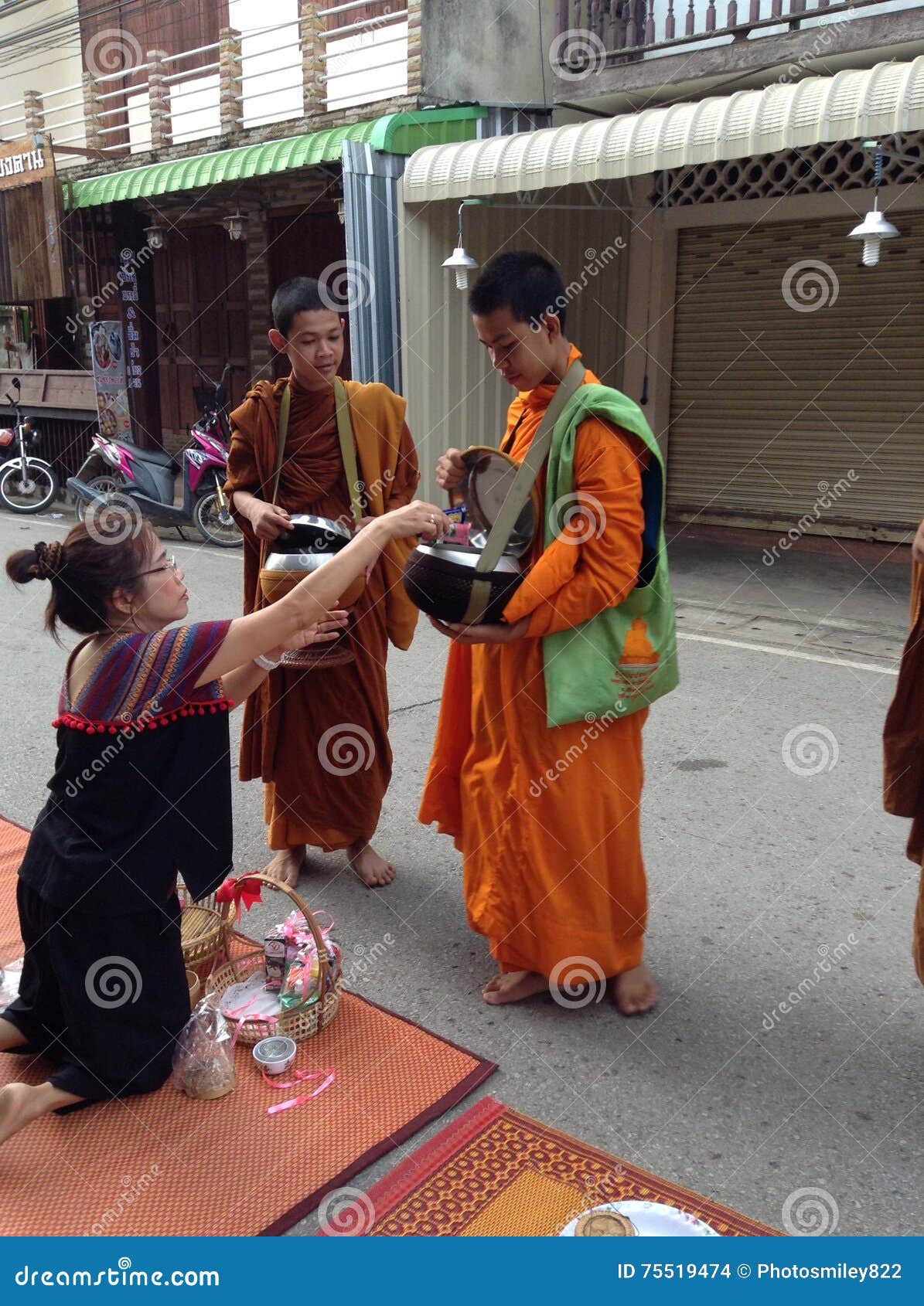 Offer food to monk editorial stock image. Image of lady - 75519474