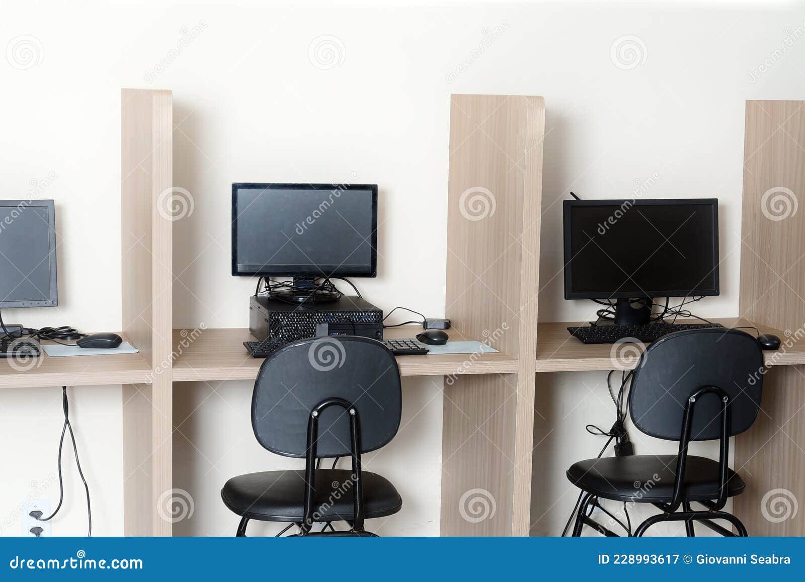 Office Desks with Computers, Computer Study Room, Call Center ...