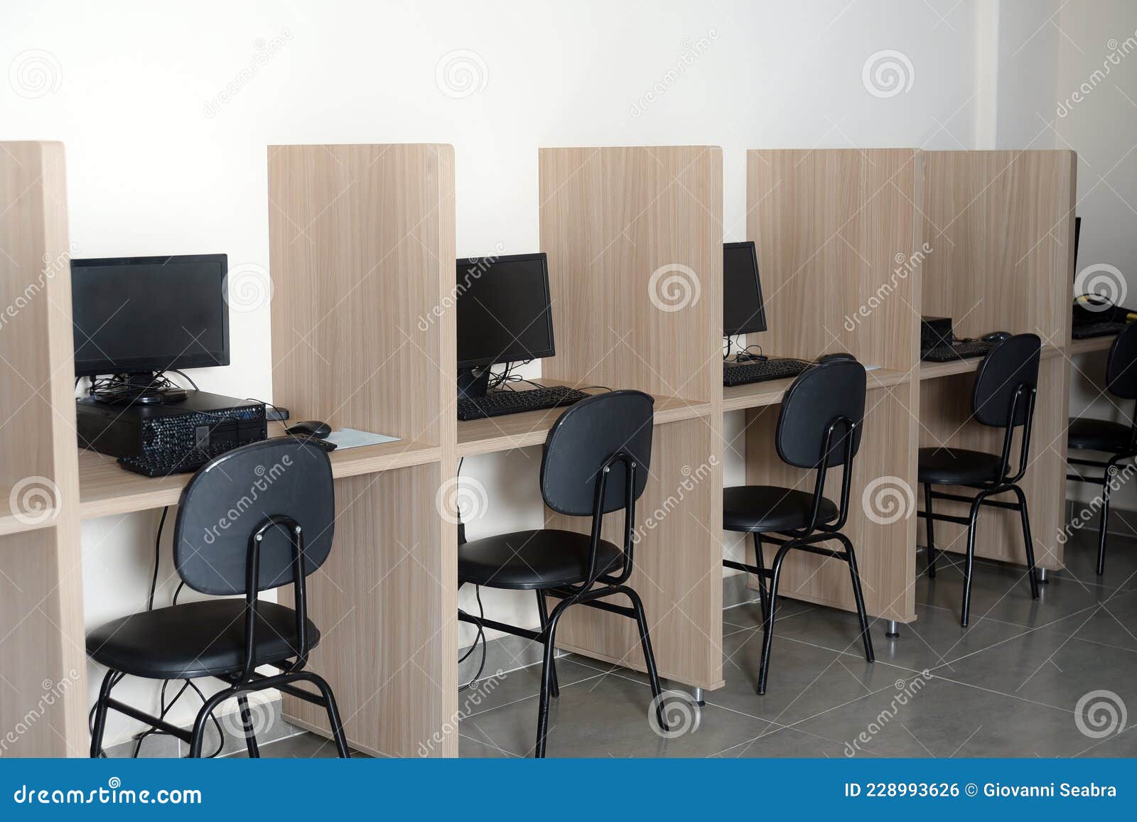 Office Desks with Computers, Computer Study Room, Call Center ...