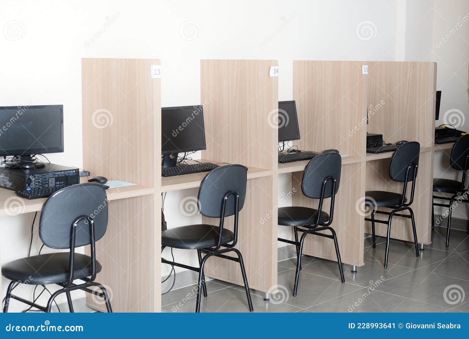 Office Desks with Computers, Computer Study Room, Call Center ...