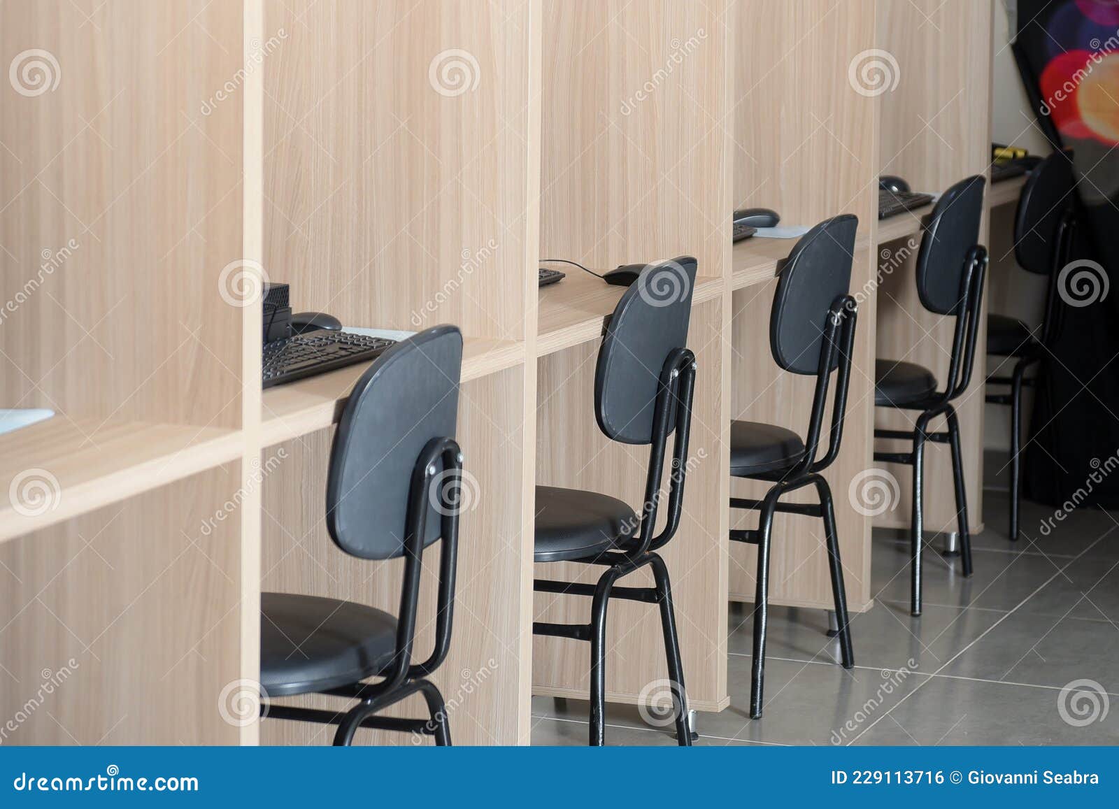 Office Desks with Computers, Computer Study Room, Call Center ...