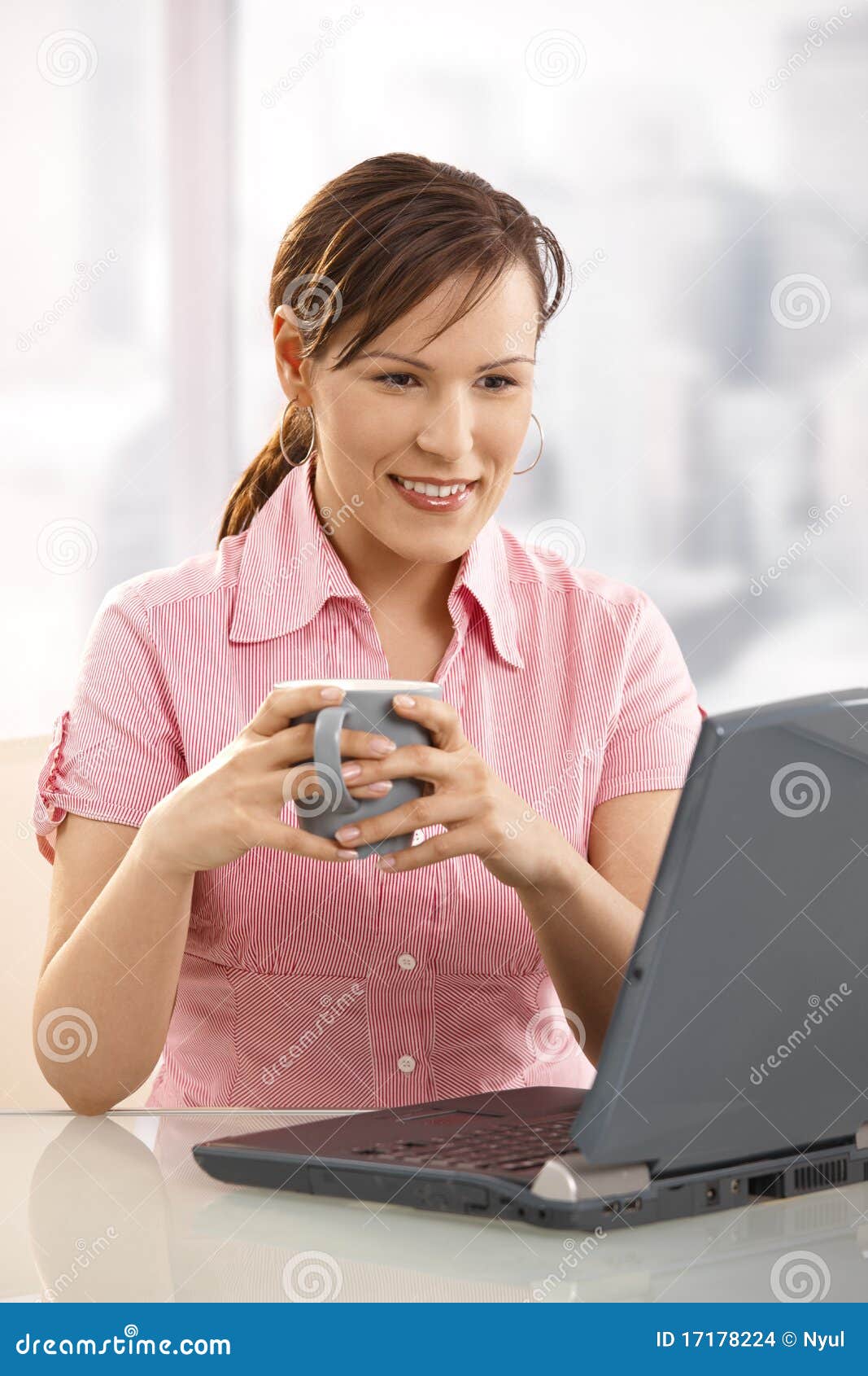 Office Worker Drinking Tea at Desk Stock Photo - Image of adult, female ...