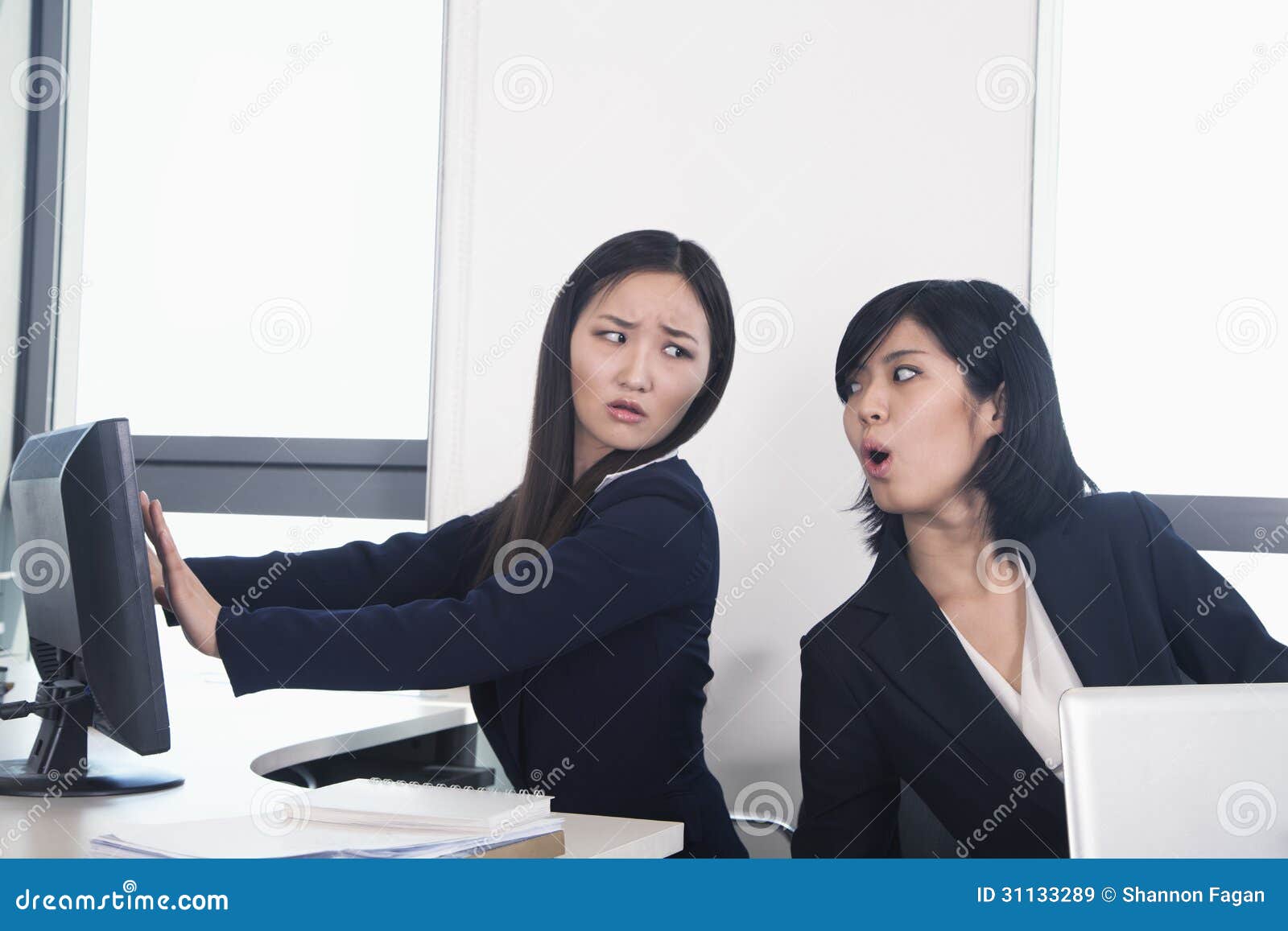 Offizierarbeitskraft, Die Ihren Computer Vom Mitarbeiter Versteckt ...