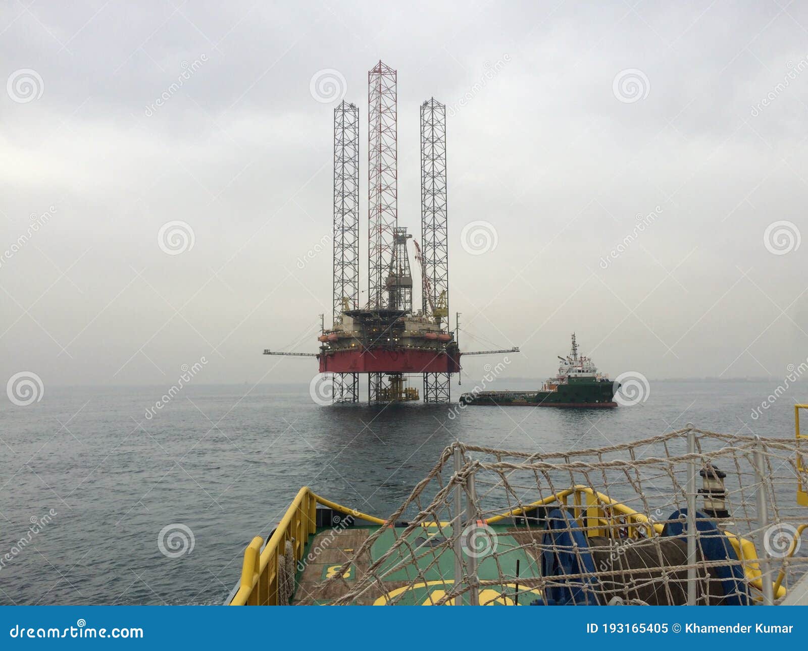Offshore Drilling Rig with Supply Vessel Supply Cargo To Rig Stock ...