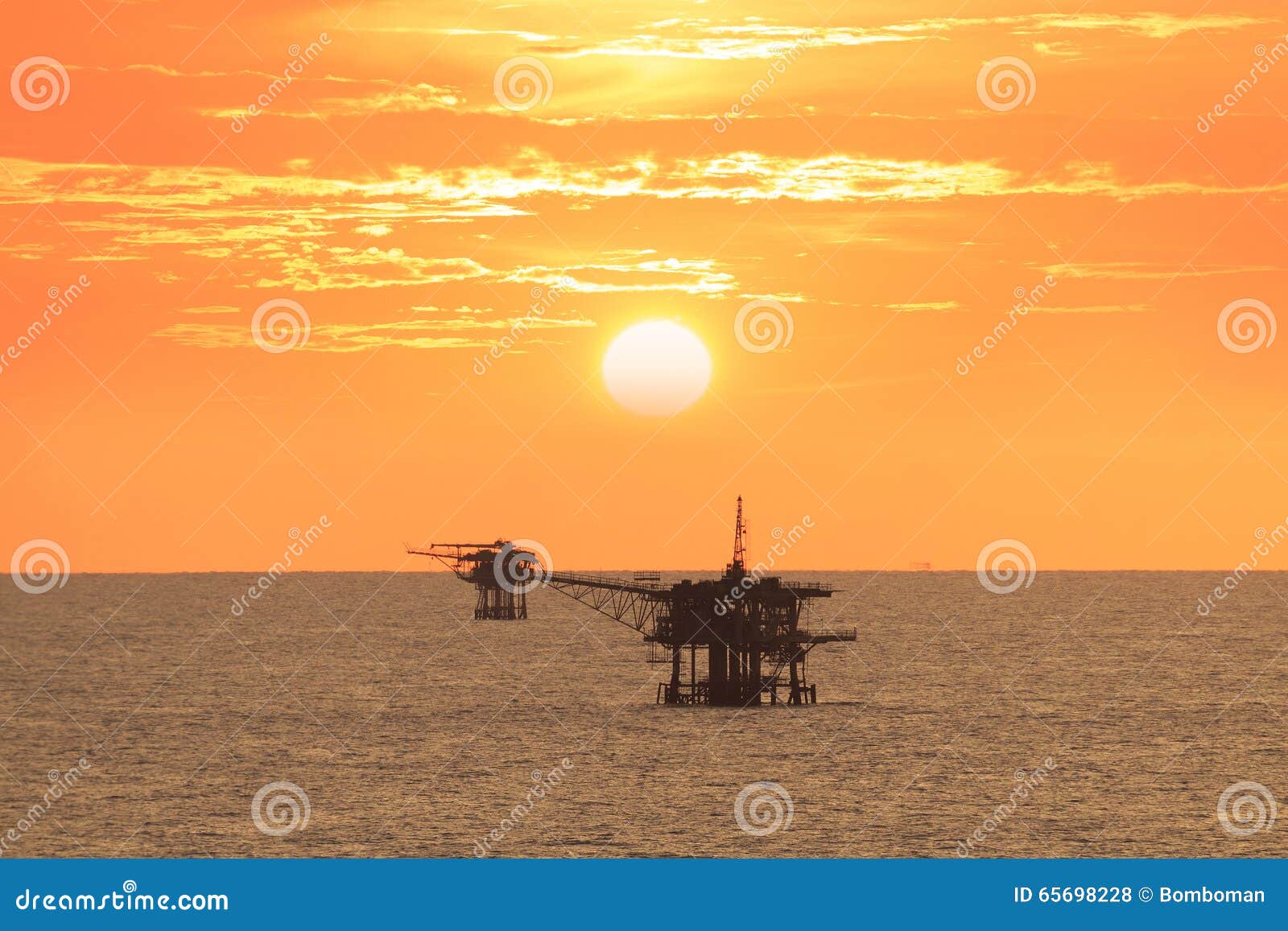 Offshore Platform in the Middle of the Ocean Stock Photo - Image of ...