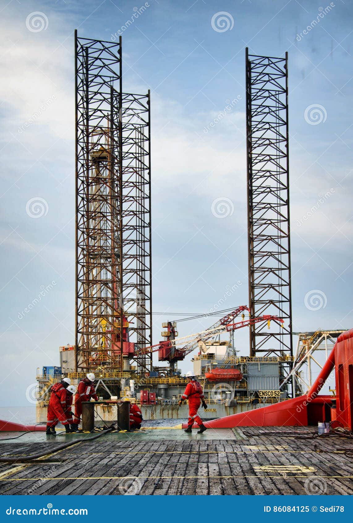 Offshore worker on deck editorial image. Image of cargo - 86084125