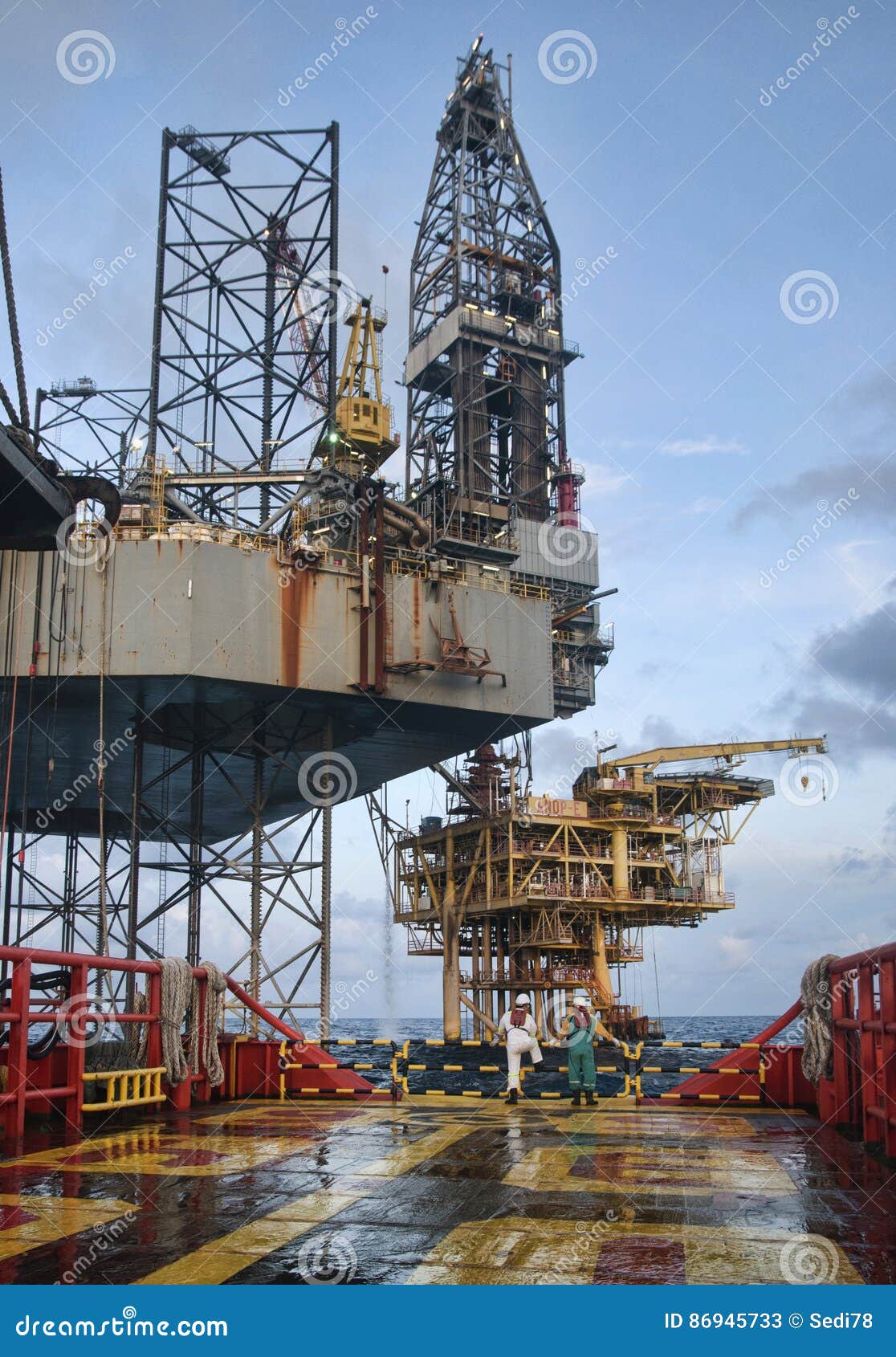 Offshore working on deck editorial stock photo. Image of fpso - 86945733