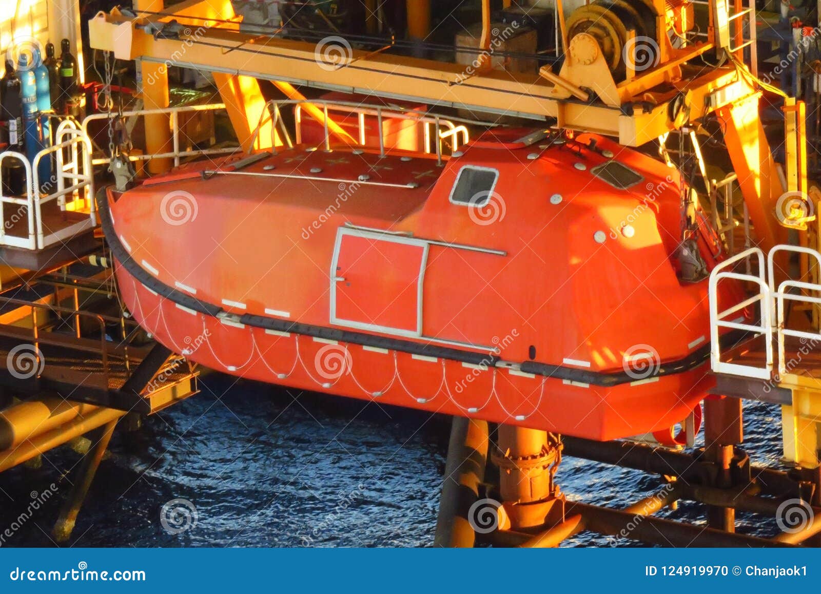 Offshorerettungsboot Oder Rettungsboot an Der Musterungsstation ...