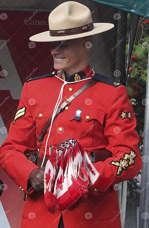 Oficial with Canada Flags De RCMP Imagem Editorial - Imagem de ...