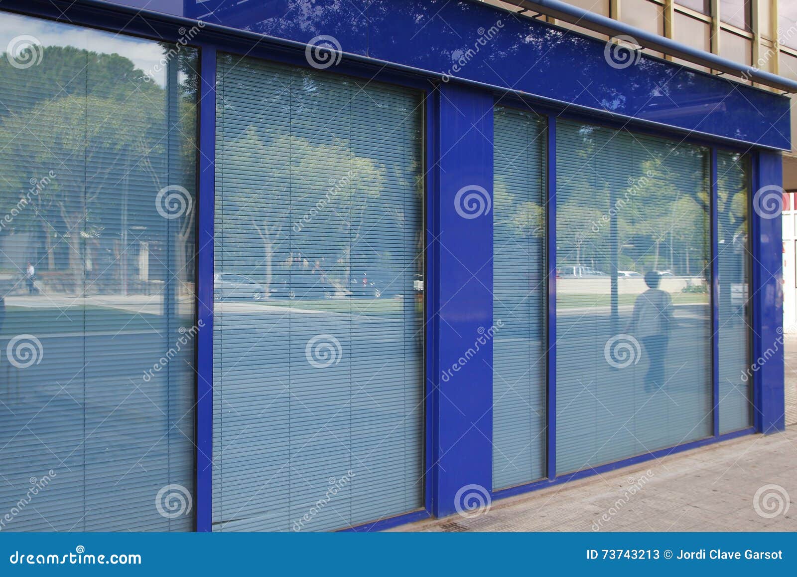 Oficina Cerrada En La Calle Imagen de archivo - Imagen de reparto ...