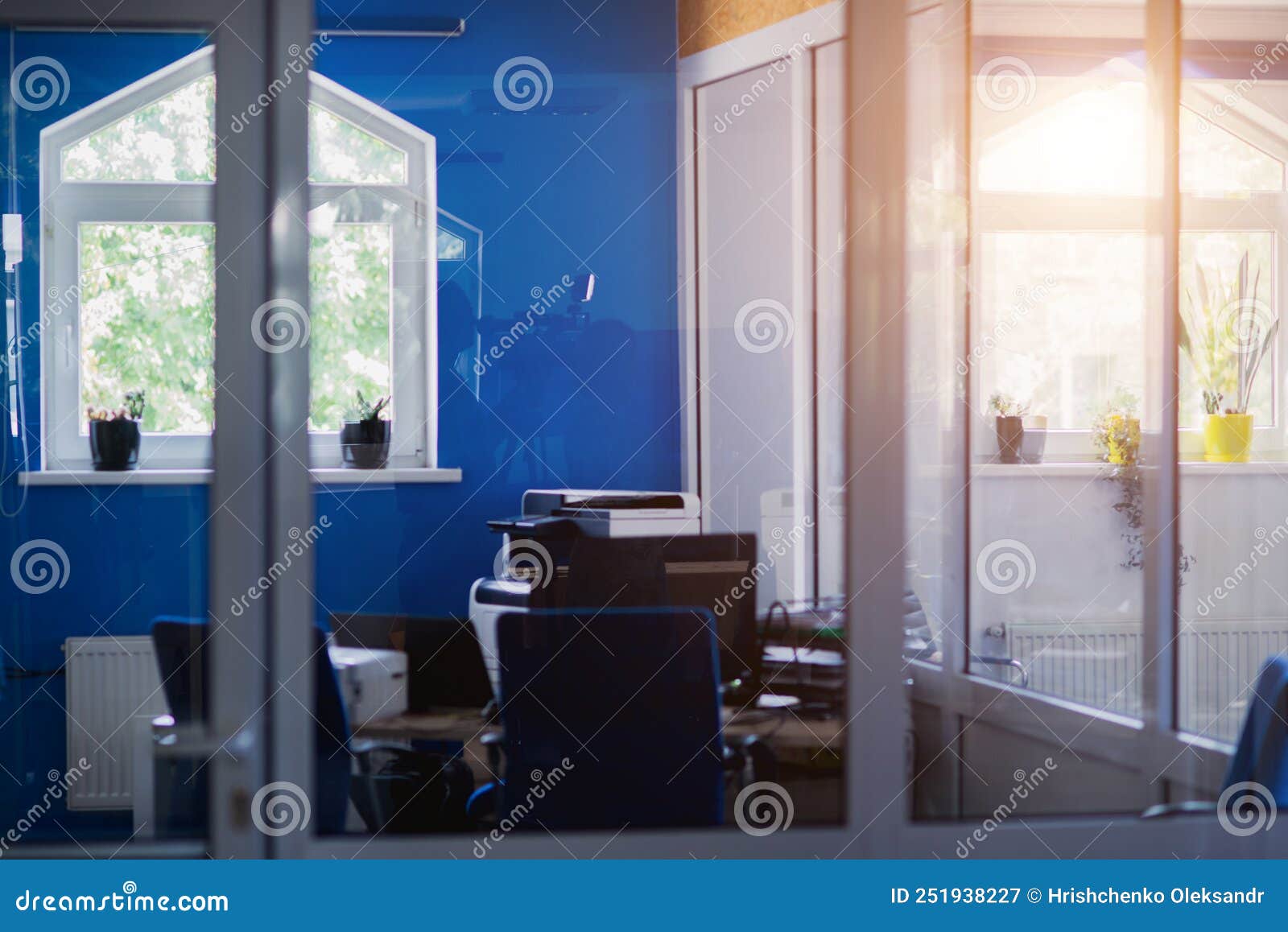 Oficina Moderna Con Puertas De Vidrio Transparentes Imagen de archivo ...