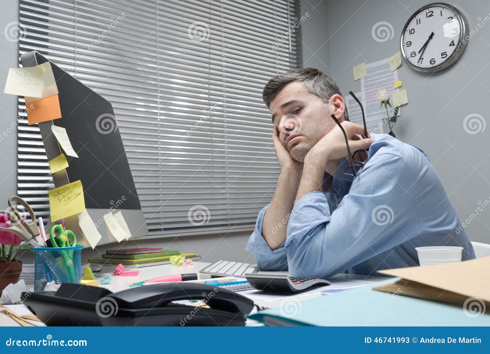 Oficinista Deprimido En Su Escritorio Imagen de archivo - Imagen de ... Oficinista Deprimido En Su Escritorio Imagen de archivo - Imagen de ...
