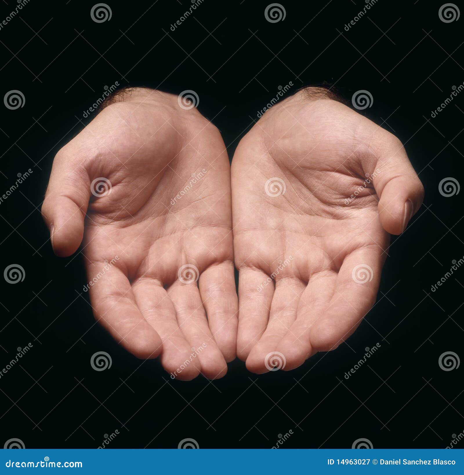 Ofrecimiento de las manos imagen de archivo. Imagen de manos - 14963027