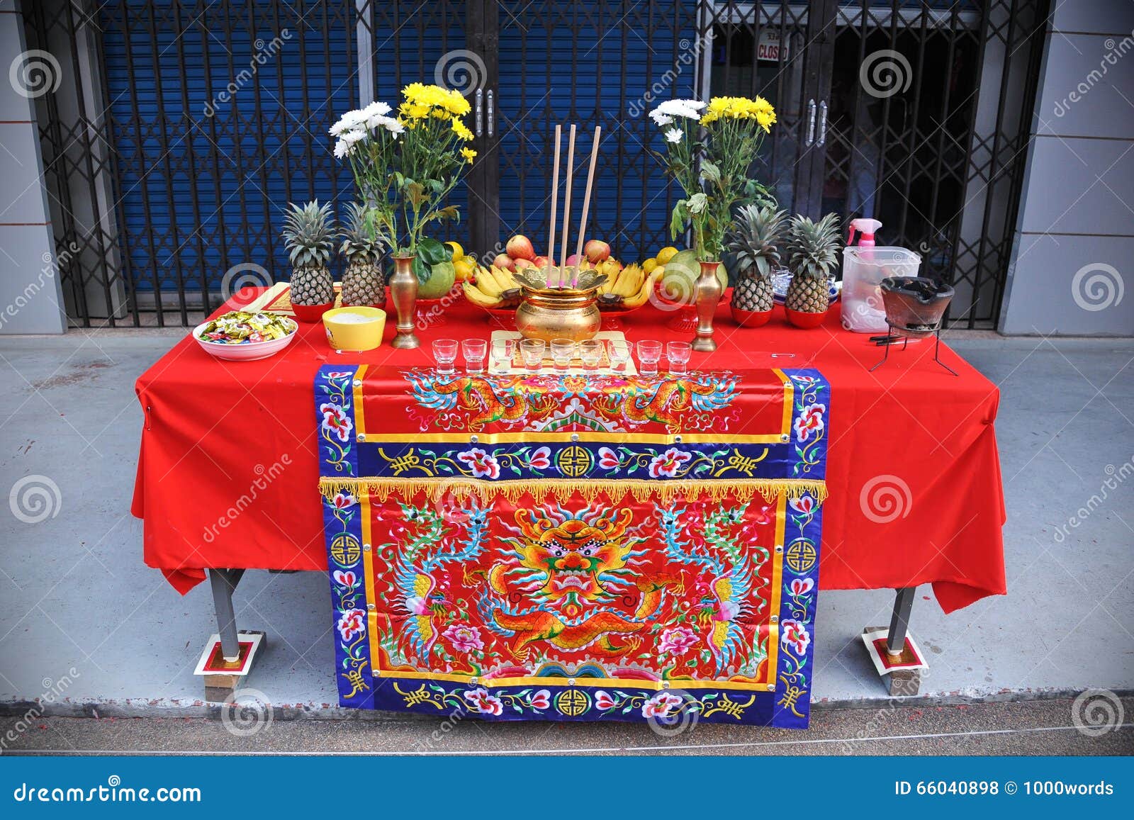 Ofrendas en una tabla foto de archivo. Imagen de ofrendas - 66040898