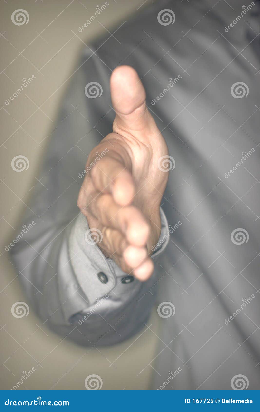 Ofrezca sacudir las manos imagen de archivo. Imagen de reparto - 167725