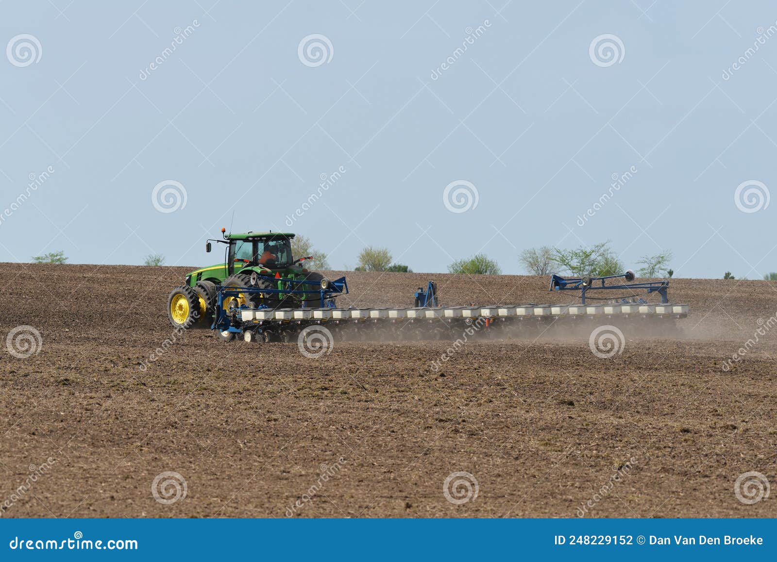 John Deere 8335R Tractor Pulling a 24 Row Planter Editorial Photography ...