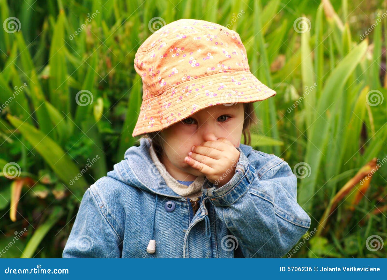 Oh, eu sinto o cheiro ruim foto de stock. Imagem de menina - 5706236