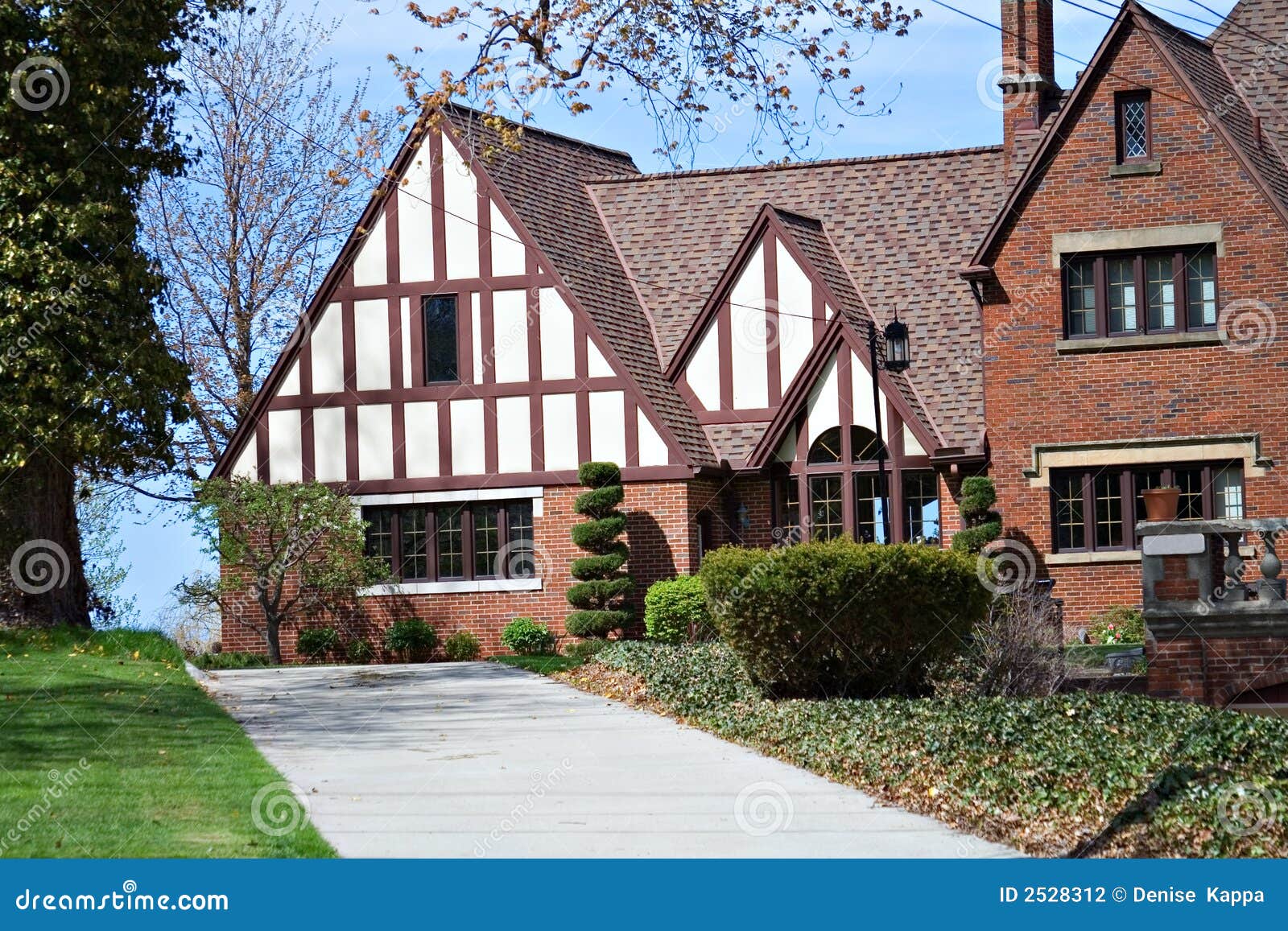 Ohio Home stock photo. Image of driveway, family, lawn - 2528312