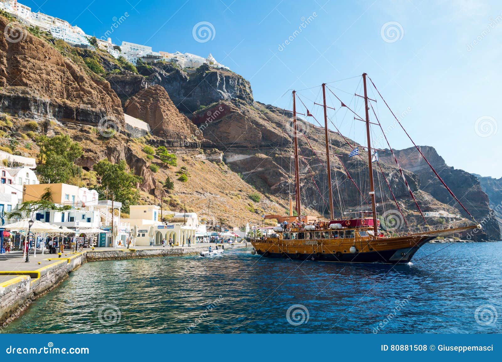 Oia op Eiland Santorini redactionele stock foto. Image of schip - 80881508