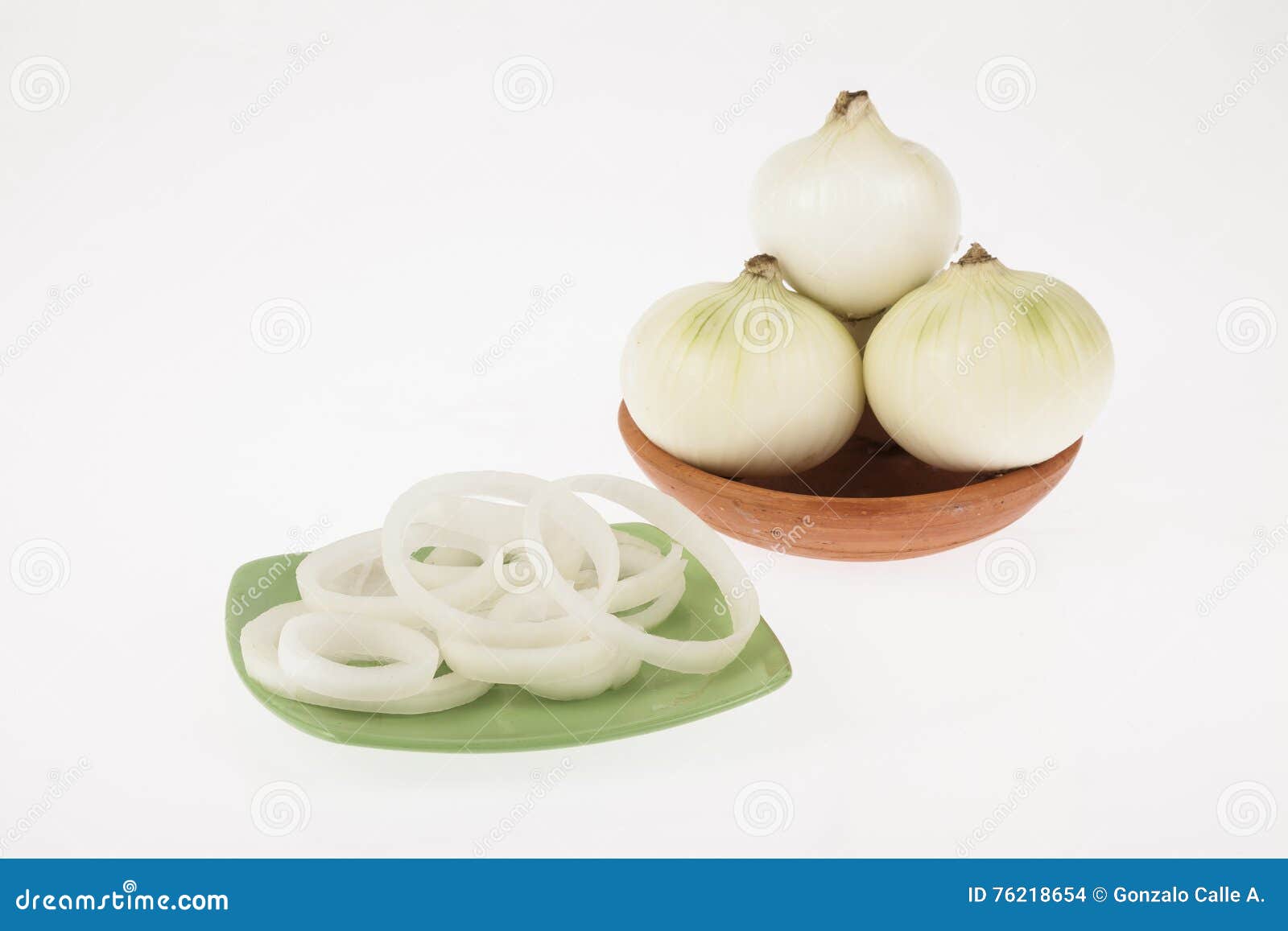 Oignon Blanc Coupé En Tranches Photo stock - Image du wooden, fermer ...