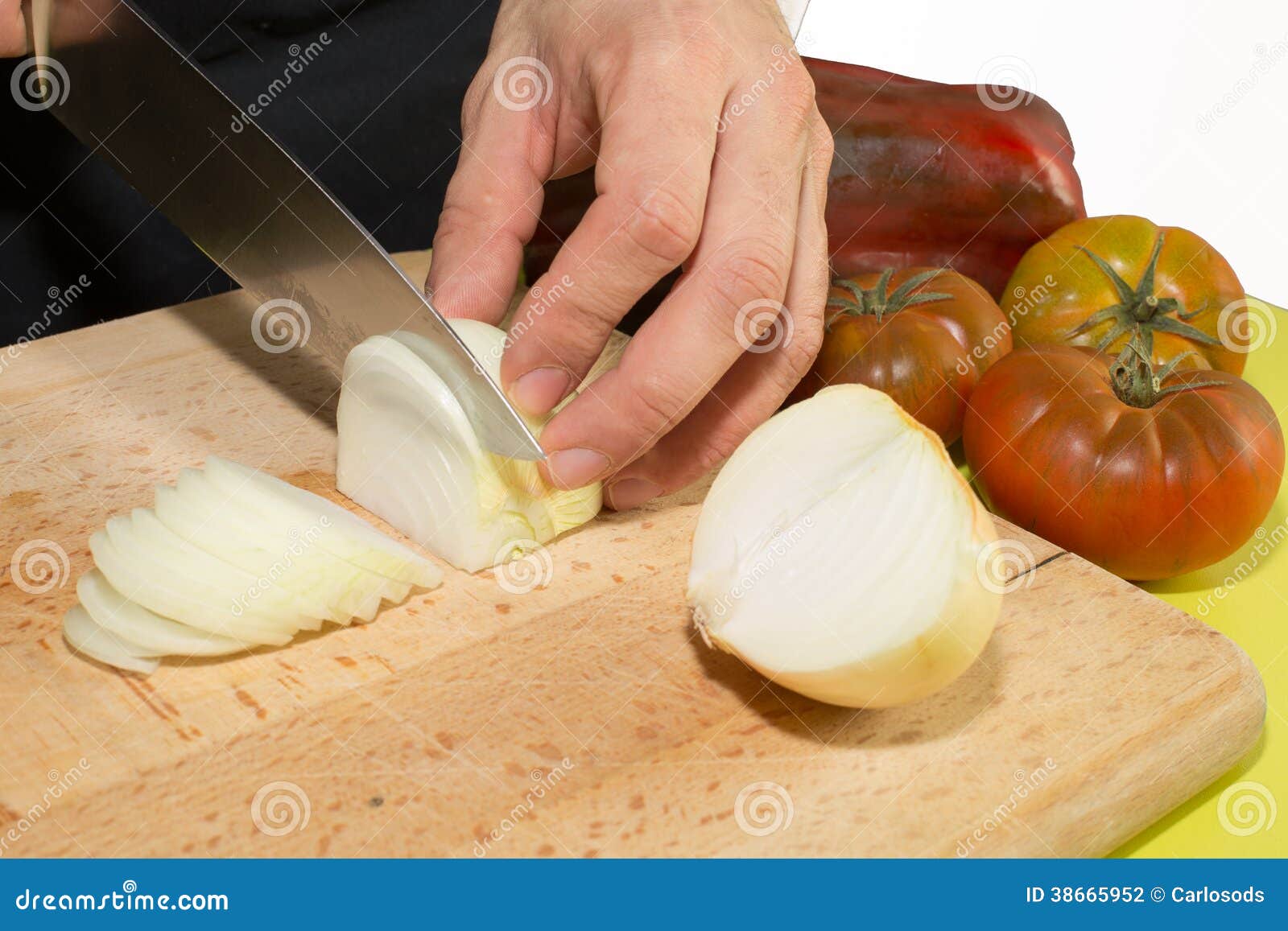 Oignon de coupe photo stock. Image du femelle, main, repas - 38665952