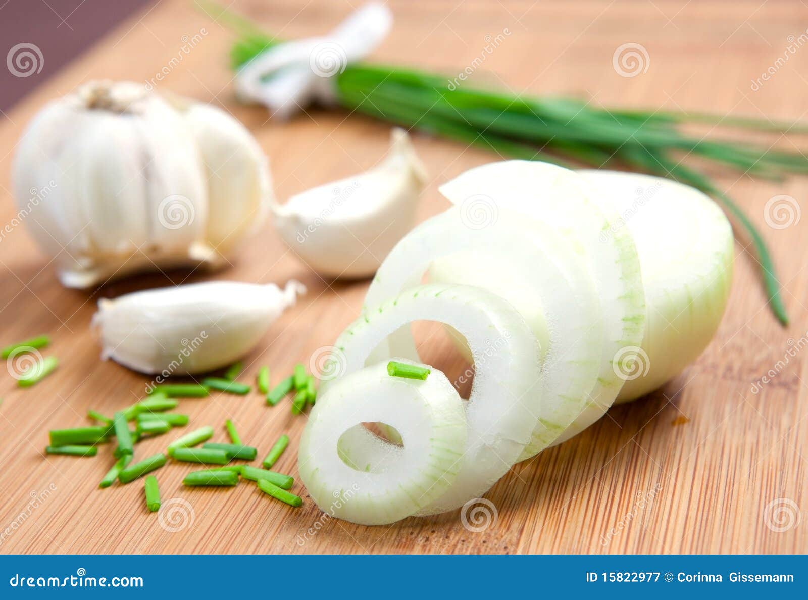 Oignon et ail image stock. Image du herbe, ciboulette - 15822977