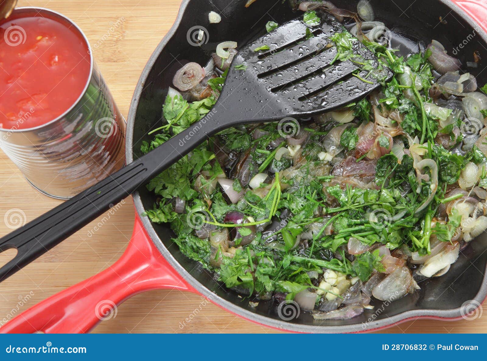 Oignon et persil frits photo stock. Image du coupé, angle - 28706832