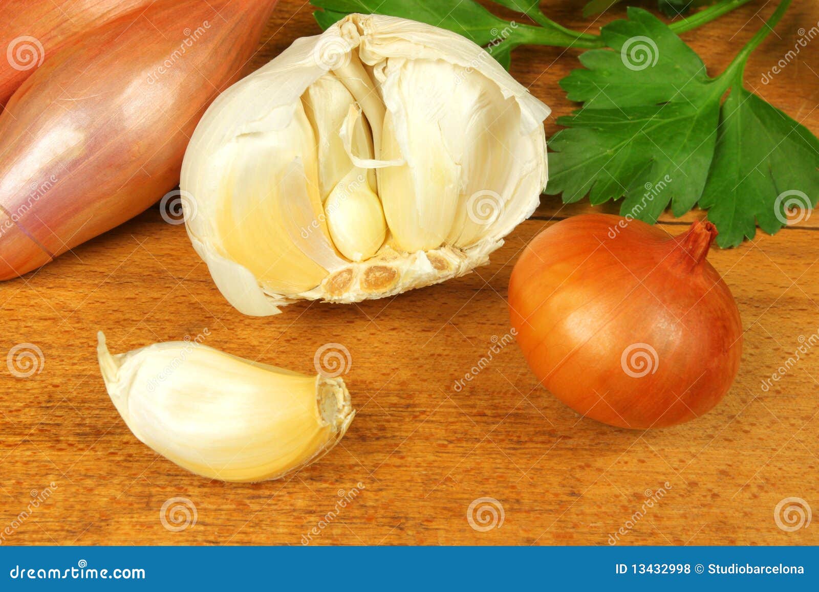 Oignons et ail photo stock. Image du nourriture, oignon - 13432998