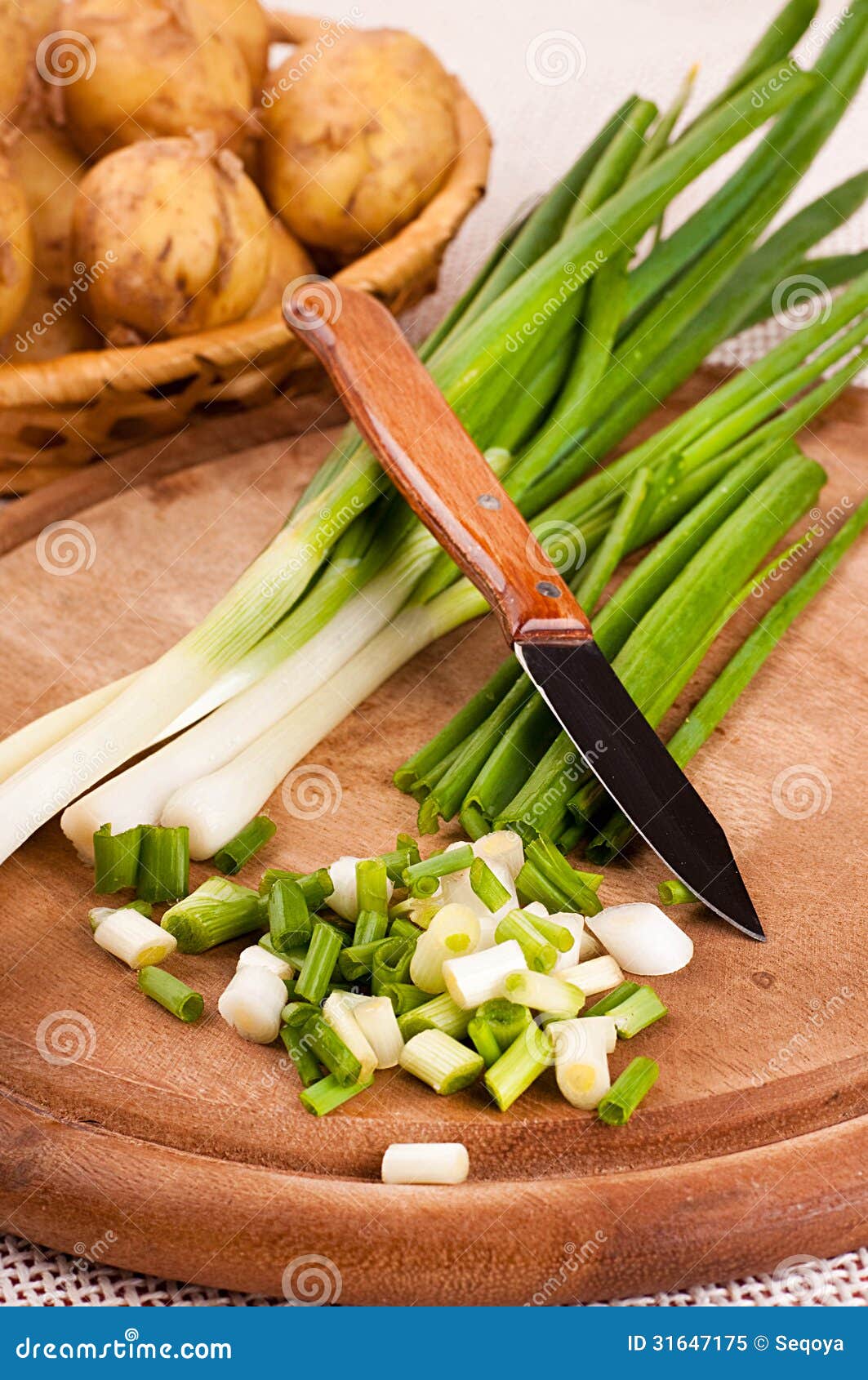 Oignons verts image stock. Image du section, légume, oignon - 31647175
