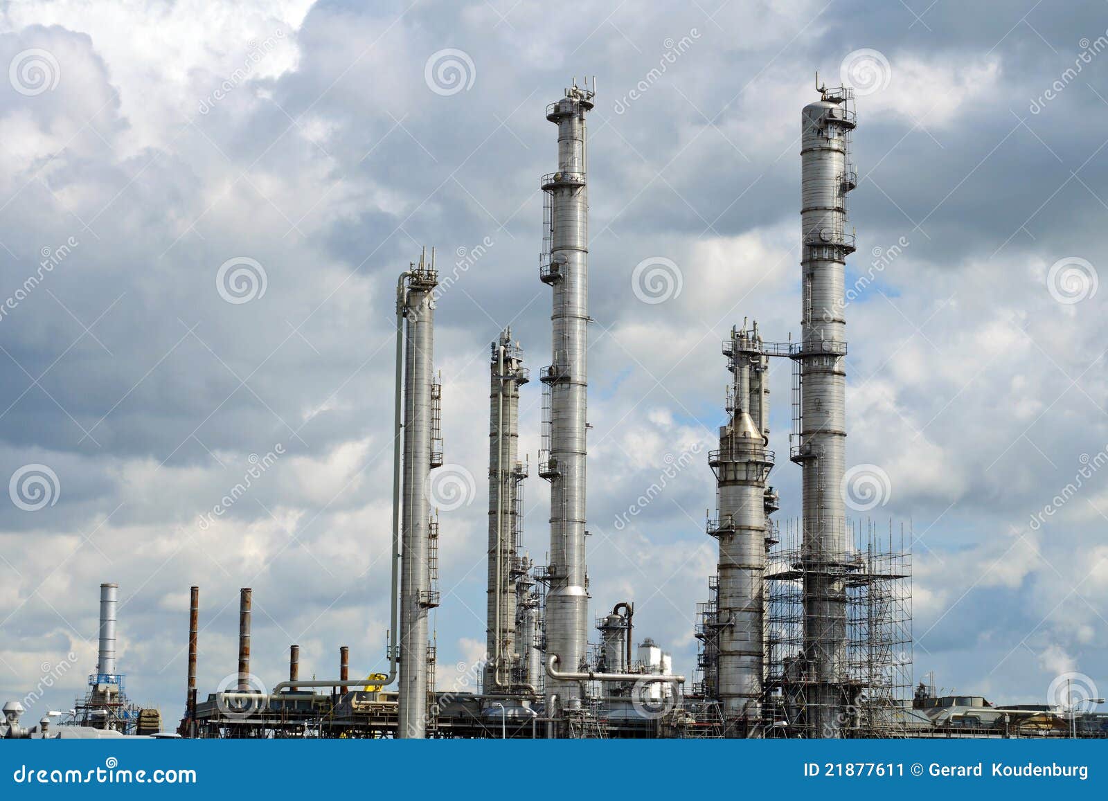 Oil and chemical refinery stock image. Image of place - 21877611